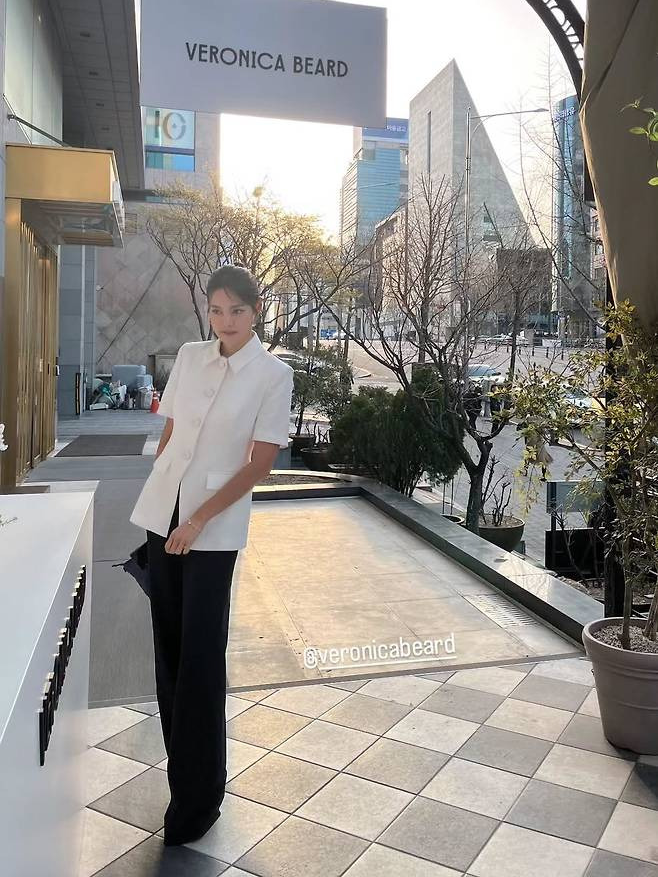 42세라는데 얼굴은 20대 173cm 압도적 비율의 방송인 모던룩 대본은 내운명
