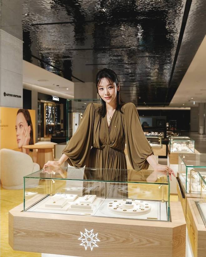 차주영 백화점에 뜬 럭셔리 아우라 샌들과 찰떡조합 여름 낭만 눈부신 올리브 드레스룩 뷰티는 내운명