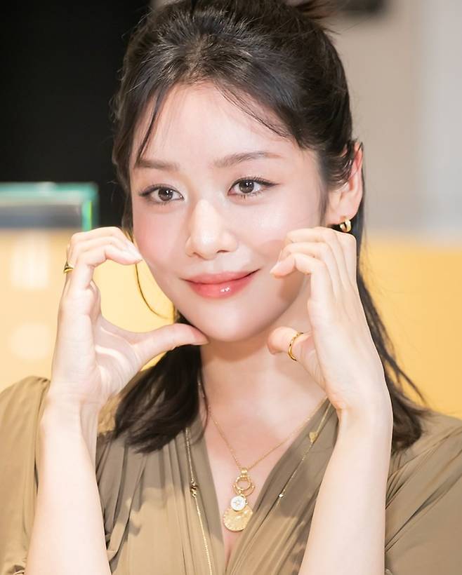 차주영 백화점에 뜬 럭셔리 아우라 샌들과 찰떡조합 여름 낭만 눈부신 올리브 드레스룩 뷰티는 내운명