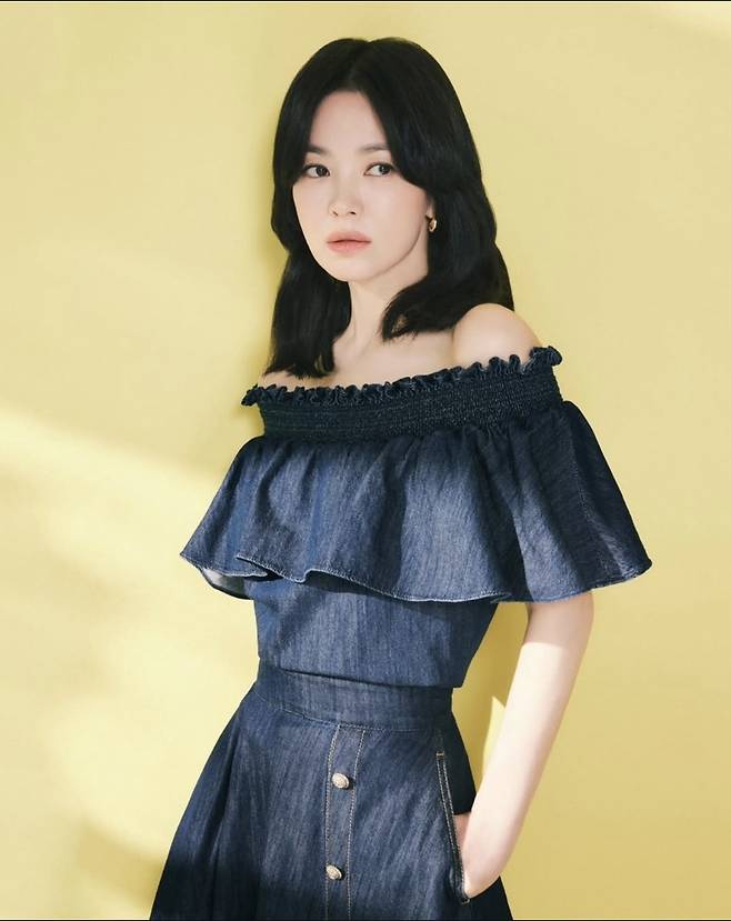 송혜교 더우면 어깨 까는게 대세 점점 내린 오프숄더 세련된 여신미 데님 원피스룩 뷰티는 내운명