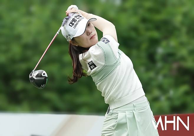 "8언더파 64타는 처음이에요~"..한 달 전 첫 승 신고했던 김민선7, E1 채리티 오픈 단독 선두 출발