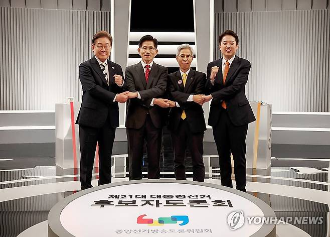 이재명 황당한 내란사태 김문수 진짜 총각인가시작부터 격론