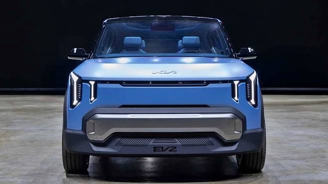 도심형 전기 SUV 끝판왕, 기아 EV2 vs 테슬라 모델 Y…누가 진짜 승자인가? | 두맨카