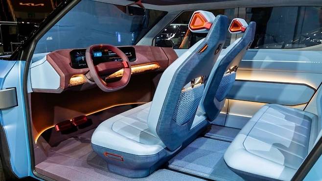 도심형 전기 SUV 끝판왕, 기아 EV2 vs 테슬라 모델 Y…누가 진짜 승자인가? | 두맨카