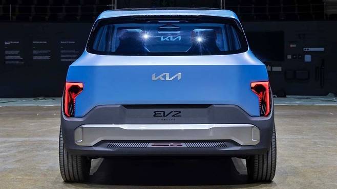 도심형 전기 SUV 끝판왕, 기아 EV2 vs 테슬라 모델 Y…누가 진짜 승자인가? | 두맨카