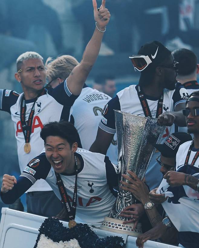 ‘팀에 남아 우승까지 이룬 선수’ SON, UEL 우승 퍼레이드 뒤 감동의 소감 “평생 기억하게 될 날”