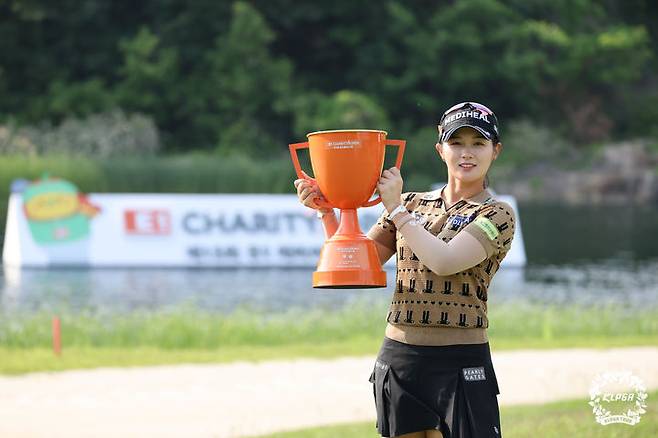 박현경, E1 채리티 '노보기'로 첫 승…상금 전액 기부(종합)