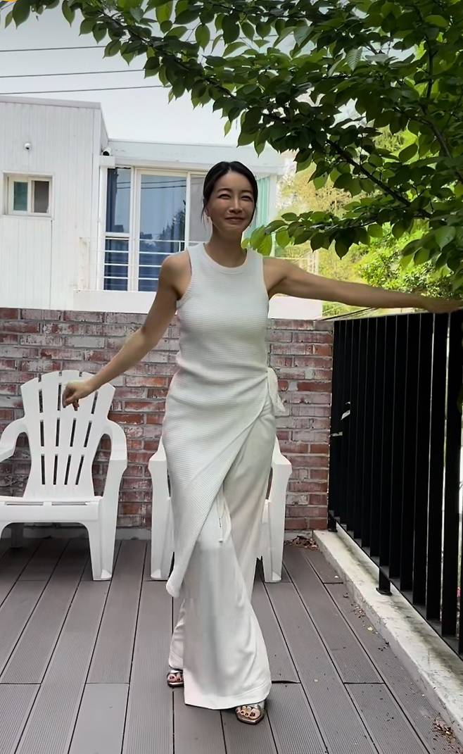 클럽에서 만난 남편 ️ 3개월 만에 혼인신고한 42세 여배우 톤온톤 화이트룩 스타와 패션