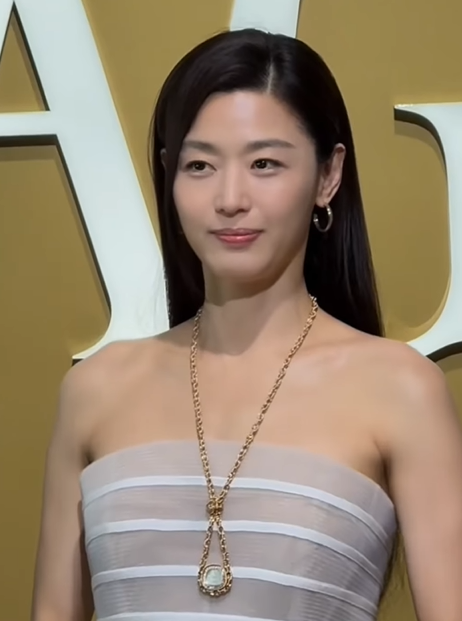 전지현 중국에서 어땠길래 천송이가 걸어온다 홍홍홍 눈부신 동안미모 튜브톱 드레스룩 뷰티는 내운명