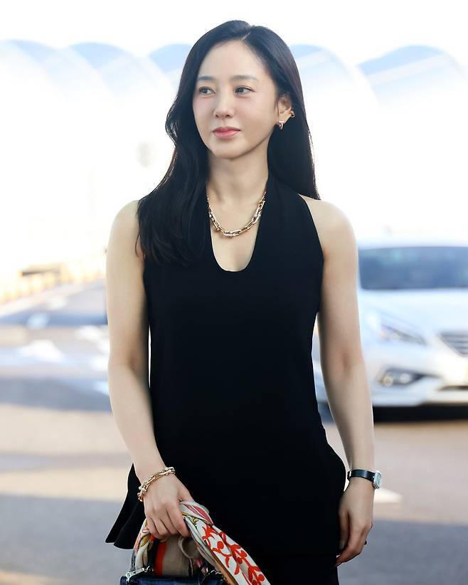 이 얼굴이 50대” 입간판 시절 그대로인 여배우 블랙 민소매 셋업룩 대본은 내운명