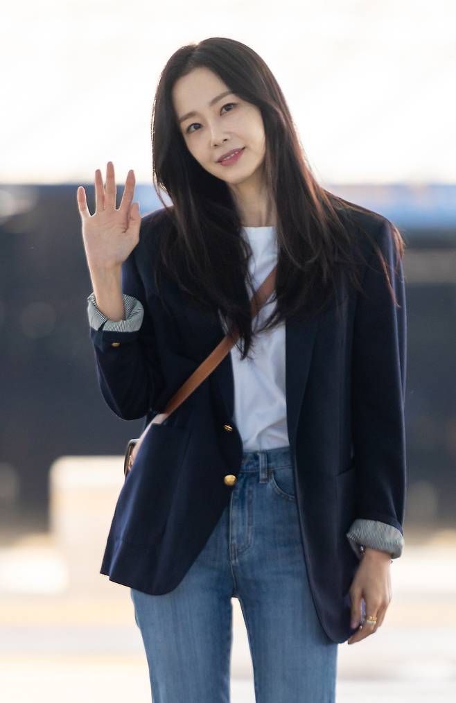도회적 외모인데 웃으면 청순 반전미 폭발한 여배우 클래식 공항패션 대본은 내운명