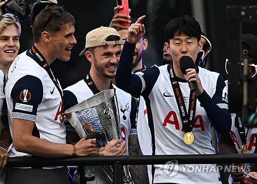 오피셜 韓 축구 초대형 쾌거손흥민 위엄 보소 토트넘 레전드 확정→트로피 들고 전설들과 찰칵구단 정말 대단한 순간