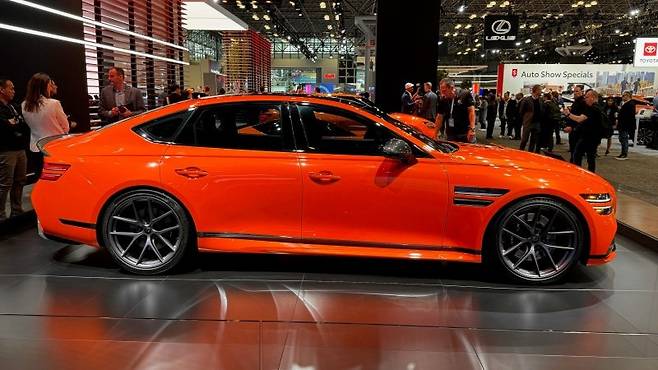 BMW M 시리즈를 위협하는 제네시스 GV60 마그마, 그 진짜 성능은? | 두맨카