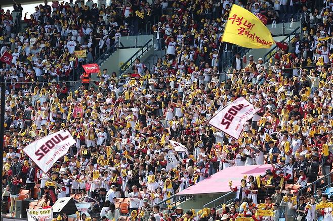 ‘또 꽉 찼다’ 잠실 삼성-LG전, 2만3750석 ‘매진’…LG, 시즌 19번째+최근 4G 연속 매진 [SS잠실in]