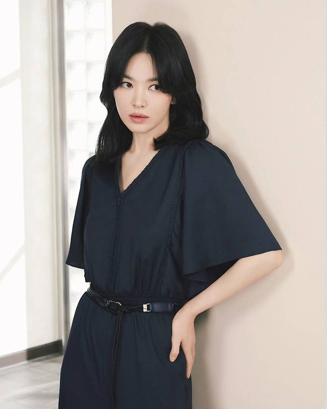 송혜교 말이 필요 없는 압도적 시크美 우아한 여신의 와이드 점프슈트룩 뷰티는 내운명