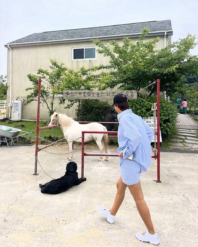결혼은 깜짝 패션은 완벽 3개월 만에 혼인신고한 여배우 오버핏 셔츠룩 뷰티는 내운명