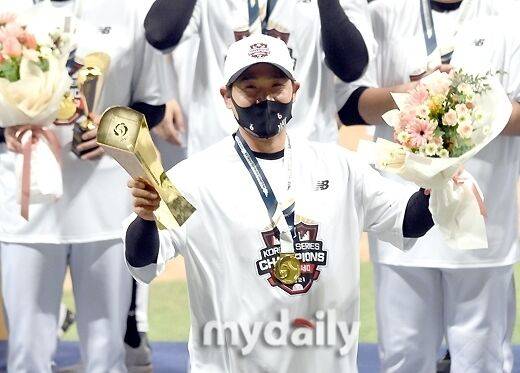 ‘은퇴’ KT 박경수도 이강철도 2021년을 떠올렸다…“야구인생에서 가장 행복했던 한 해” 투혼의 KS MVP[MD수원]
