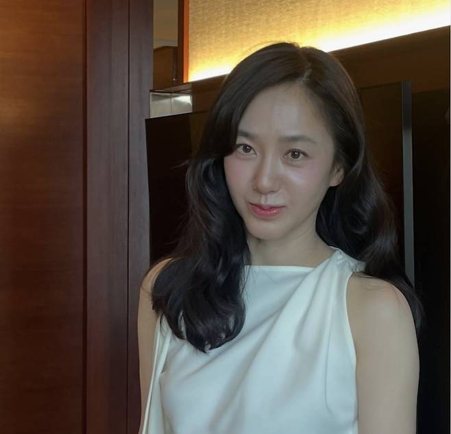 이 얼굴이 50대” 입간판 시절 그대로인 여배우 럭셔리 화이트 셋업룩 대본은 내운명