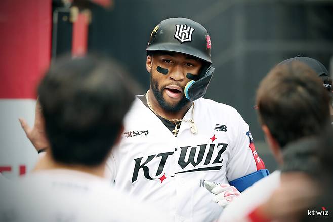 "내가 2할대라니…" 충격에 특타까지, KBO 172홈런 레전드 외인거포가 살아난 이유