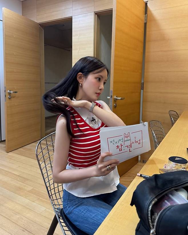 효민 스트라이프 니트로 완성한 프렌치 무드 데일리룩 K스타패션