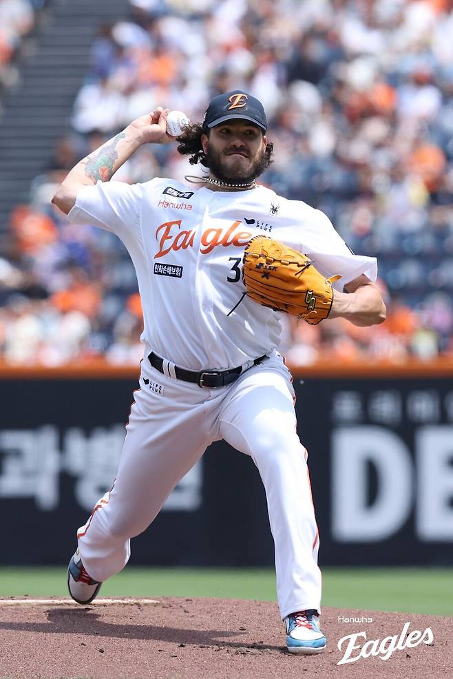 "류현진과 똑같이 왼손으로 던지겠다" 한화 155km 에이스 파격 공약, KBO 최강 에이스가 올스타전 명장면도 만드나