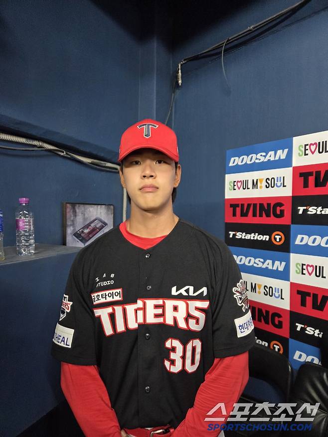 7년 묵은 데뷔전 → 잠실 전광판 '154km 쾅!' 찍히자 3루가 열광했다. KIA팬 설레게 한 '중고 특급신인' 나왔다!