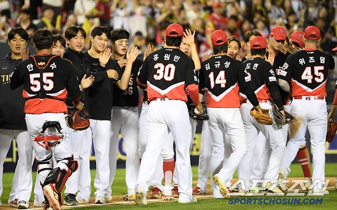 7년 묵은 데뷔전 → 잠실 전광판 '154km 쾅!' 찍히자 3루가 열광했다. KIA팬 설레게 한 '중고 특급신인' 나왔다!