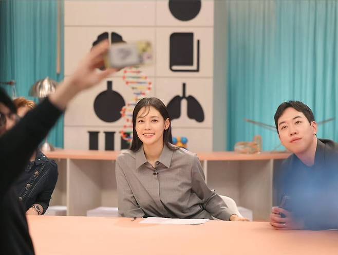 42세 맞아 얼굴은 20대 수준 173cm 완벽 비율 방송인 슈트 셋업룩 대본은 내운명