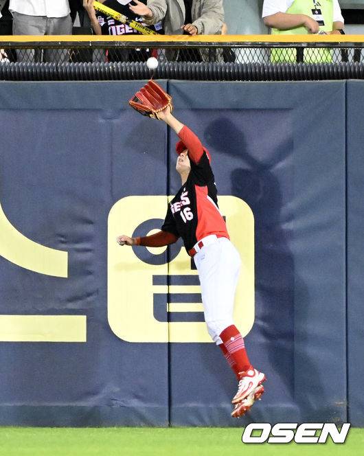 ‘1할대 부진→실책→문책성 2군행’ 예비 FA 최대어, 어떻게 시련 극복했나 “행복한 줄 몰랐다, 앞으로는 웃자 즐겁게”