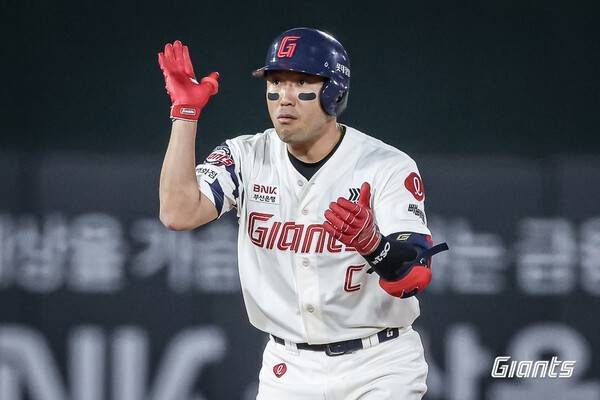 쾅! 드디어 2000안타...전준우, '첫 안타도·2000번째도 오직 사직에서' KBO 역대 20번째·롯데 세 번째 전설 탄생!