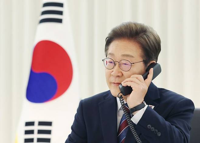 李대통령 트럼프 대통령과 20분 첫 통화동맹 골프 라운딩 갖자