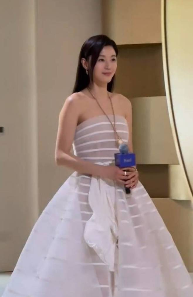 전지현 ‘별에서 온 그대 천송이가 돌아왔다 중국이 들썩 시스루 드레스룩 패션엔