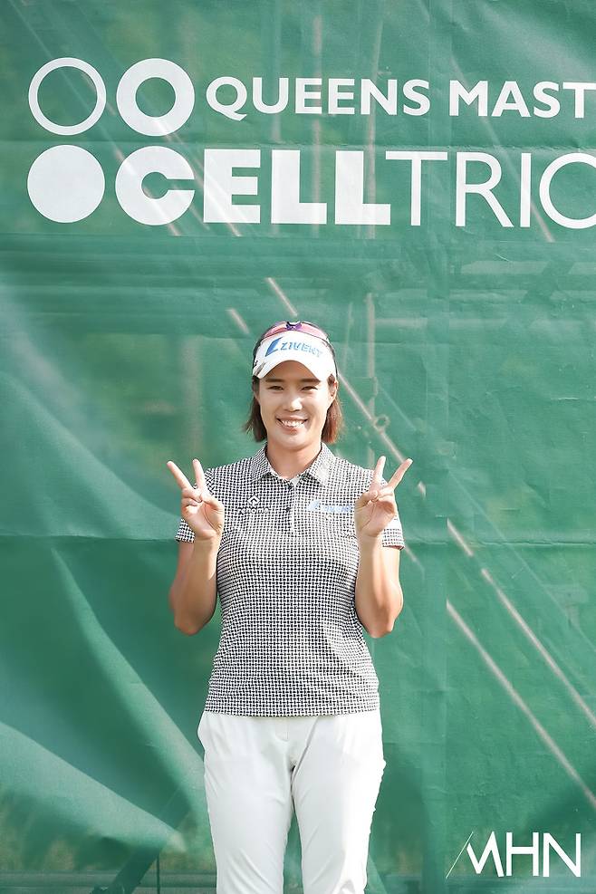 [mhn포토] 엄지 척 최민경, 홀인원 하고 고급 승용차 타요