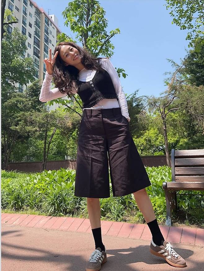 “이 정도면 그냥 모델이지” 170cm·54kg 여배우, 9등신 버뮤다팬츠룩 | 대본은 내운명