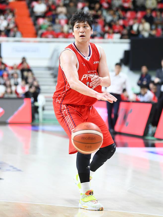 KBL '막 내린' FA 시장, 허훈→김선형 핵심 포인트 가드 릴레이 이적…은퇴 공시 15명