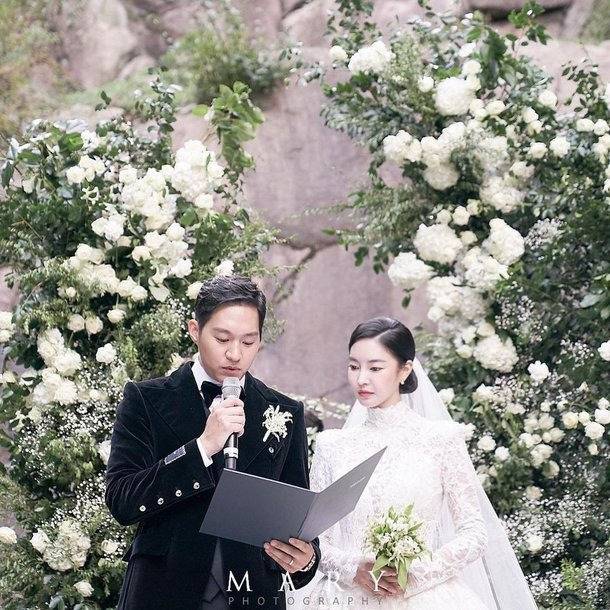 20살에 부모님 반대로 헤어지고 15년 뒤 다시 고백해 첫사랑과 결혼한 연예인 투데이 셀럽패션
