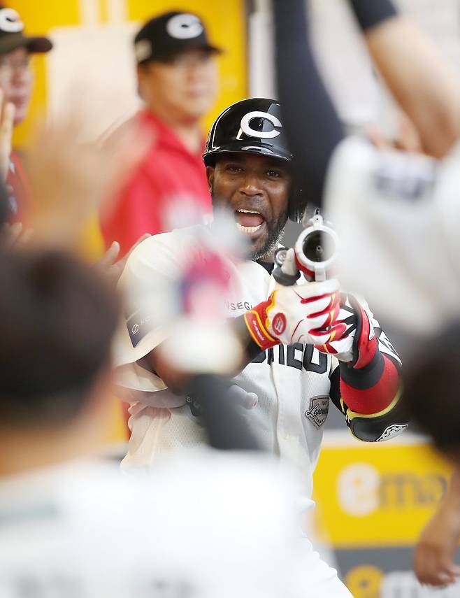 2달여 만의 아치로 시즌 첫 결승타 장식…SSG 3연패 수렁서 구한 에레디아 [SD 인천 스타]