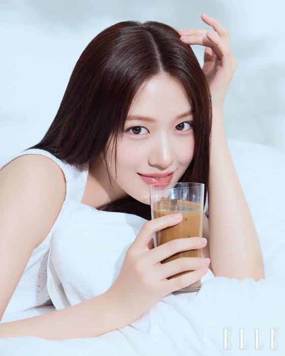 안유진, 청량미 가득…싱그러운 화보 공개