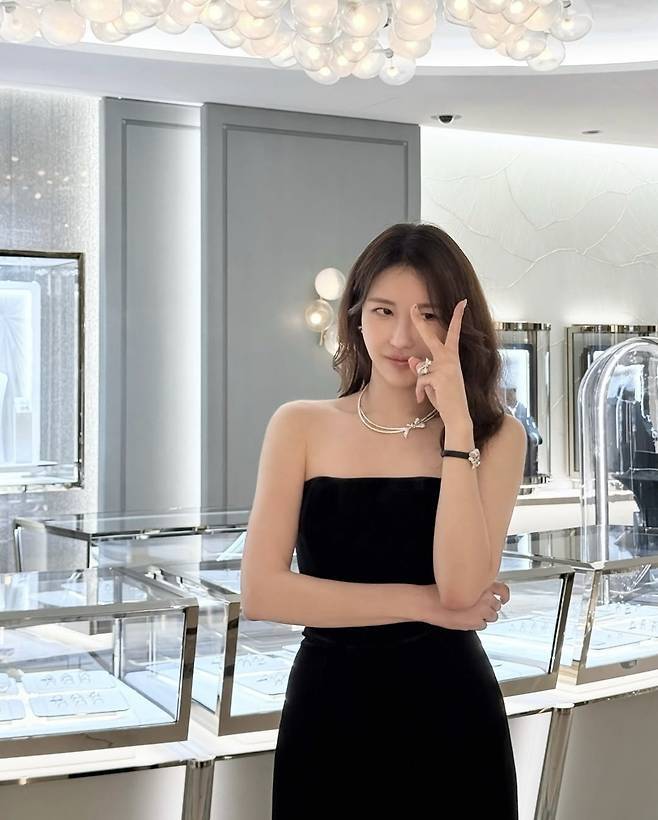 화려한 장식 하나 없이도… 168cm·48kg 여배우, 절제미 돋보인 블랙 드레스룩 | 대본은 내운명