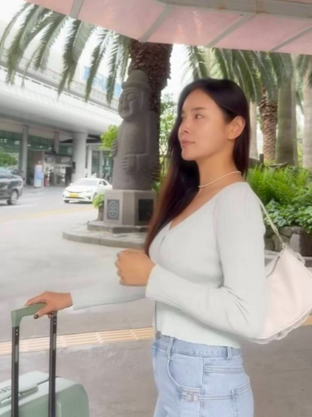 170cm·49kg 완벽핏 자랑한 ‘광진구 고소영’ 군통령 여가수, 데님 공항패션 | 대본은 내운명