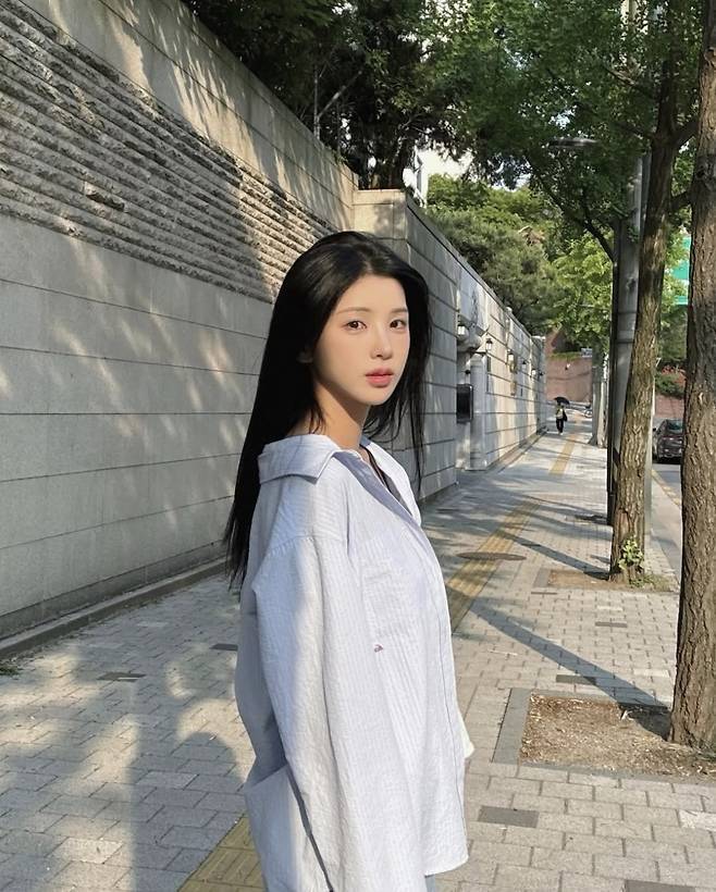 169cm·49kg에 분위기까지 금수저급… 압도적 실루엣 자랑한 여배우, 데일리룩 | 대본은 내운명