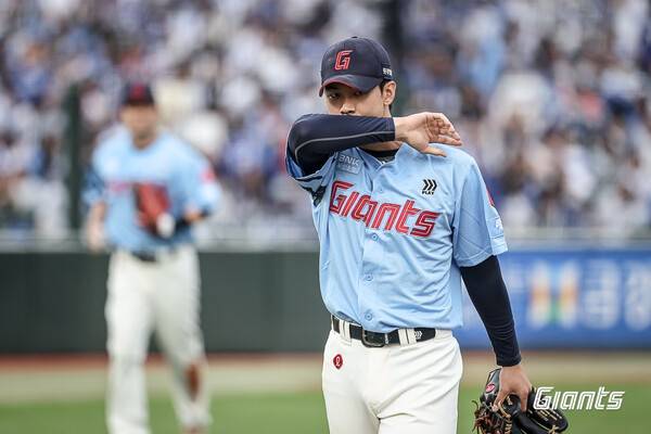 "저런 볼은 치고 싶지 않다" 캡틴도 극찬! 154km 홍민기-158km 윤성빈 '左右 파이어볼러' 듀오, 상승세 롯데에 날개 달았다