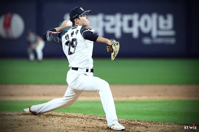 어제는 '95분간' 중단, 오늘도 비 온다…수원 LG-KT전, 정상 진행 가능할까? [수원 현장]