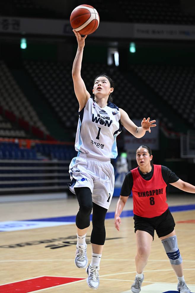 [WKBL 퓨처스] 김예진 17득점, 강계리 12득점. 우리은행, 싱가포르 대표팀 79대46 33점 차 완파. 우리은행표 조직 농구 돋보였다