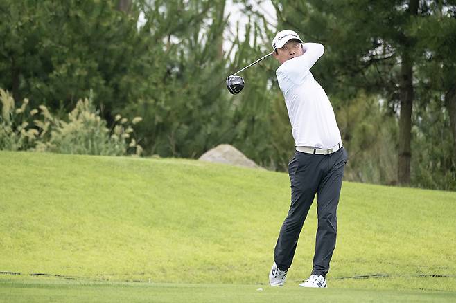 ‘50세 루키’ 김영우, 메이저대회 KPGA 시니어 선수권대회 2R 단독 선두