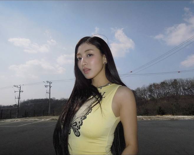 지효, 45kg 못 만들면 프로필도 없다더니…15kg 감량 후 ‘쇼츠룩’ 찢었다