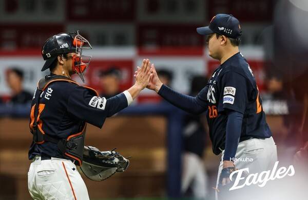 '161km 마무리' 못 나와도 괜찮아, '158km 경력자'가 있다! 고공행진 한화의 '언성 히어로' 한승혁을 잊으면 섭섭하다