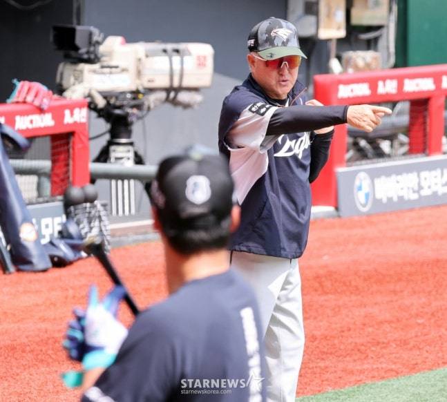 'KBO 유일 700 수비이닝 돌파' 노시환 고생, 김경문 감독도 안다 "딴 선수였으면 DH 하겠다고 했을 텐데" [고척 현장]