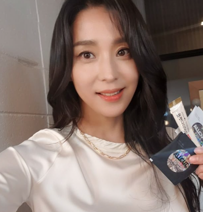 미국에서 한국 출장 왔다가 너무 예뻐 데뷔하고 대박난 172cm 톱배우, 흰팬츠룩 | 패션룸