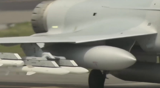 스푸핑에 J-10C 전투기의 PL-15E 미사일 완전히 속았다! 승자는 오히려 라팔이었다? | 지식텔러